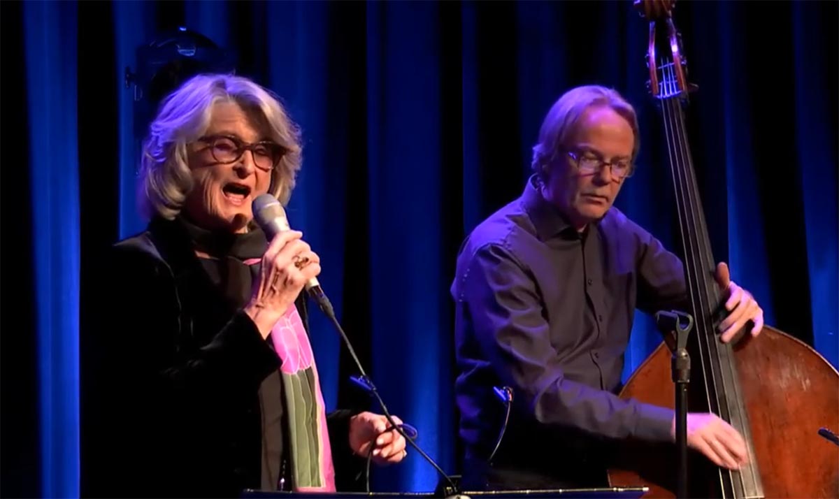 Karin med bordservering - Jazz i Norge